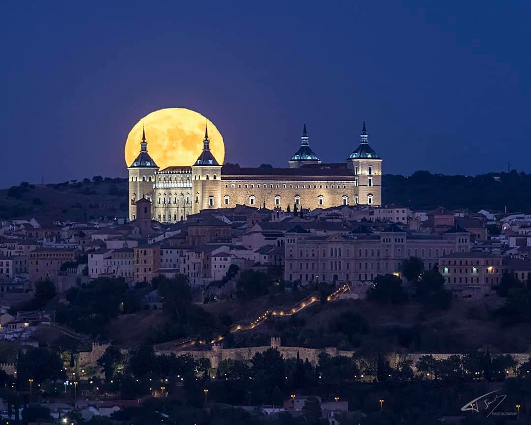 LA LUNA DE TONI SENDRA en Entradium